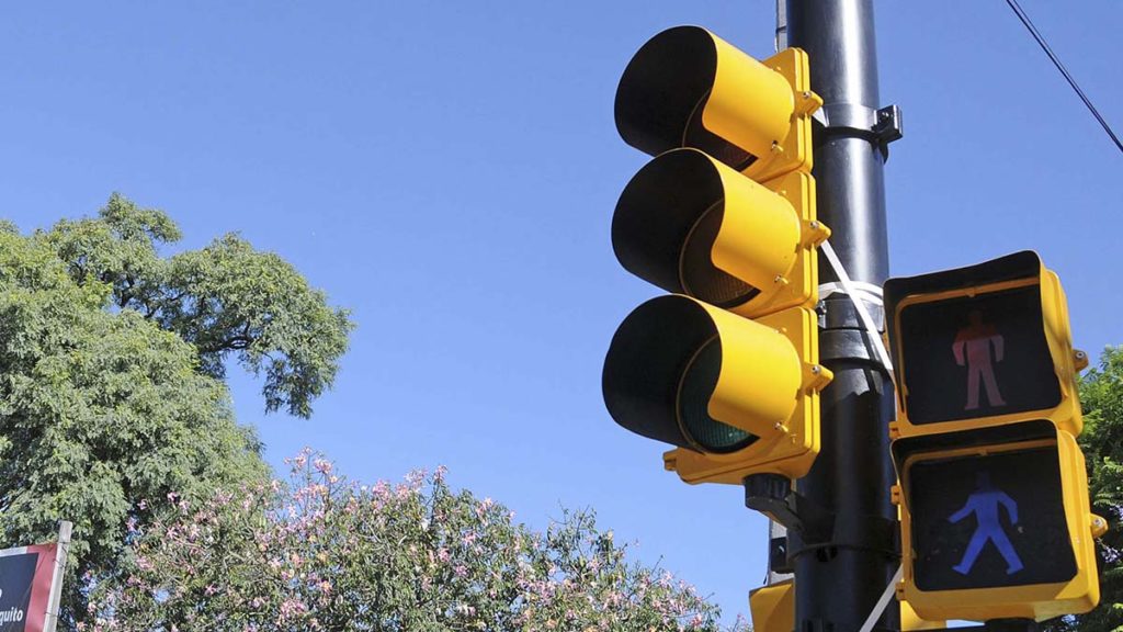 Proponen agregar una luz extra en los semáforos para facilitar la circulación - IMPULSO